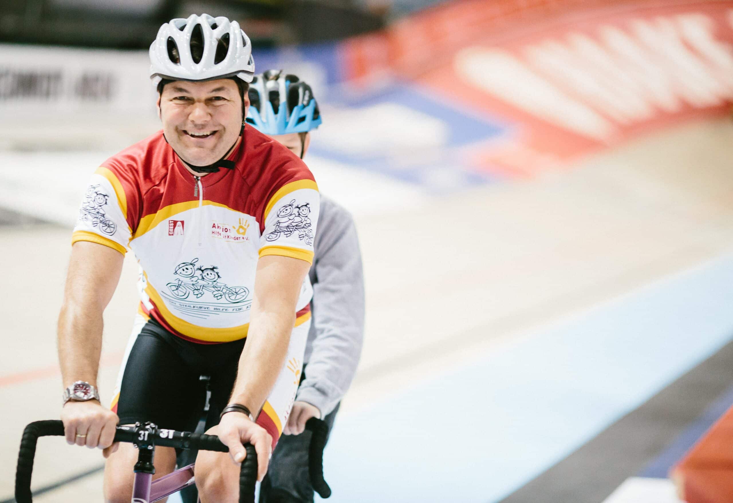 Unsere Aktion Steilkurve auf den SIXDAYS 2024 - Aktion Hilfe für Kinder
